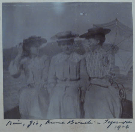 Edith Teresa Hulton, later Lady Berwick (1890-1972) with her sister ...
