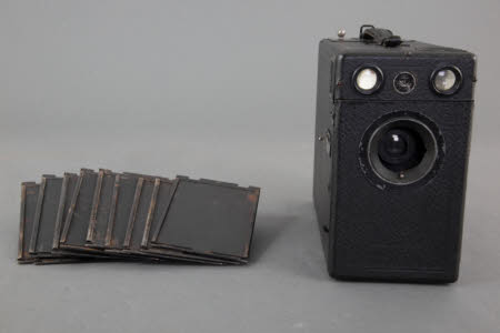 A Midg No. 2 falling plate magazine box camera. 1524871 | National ...